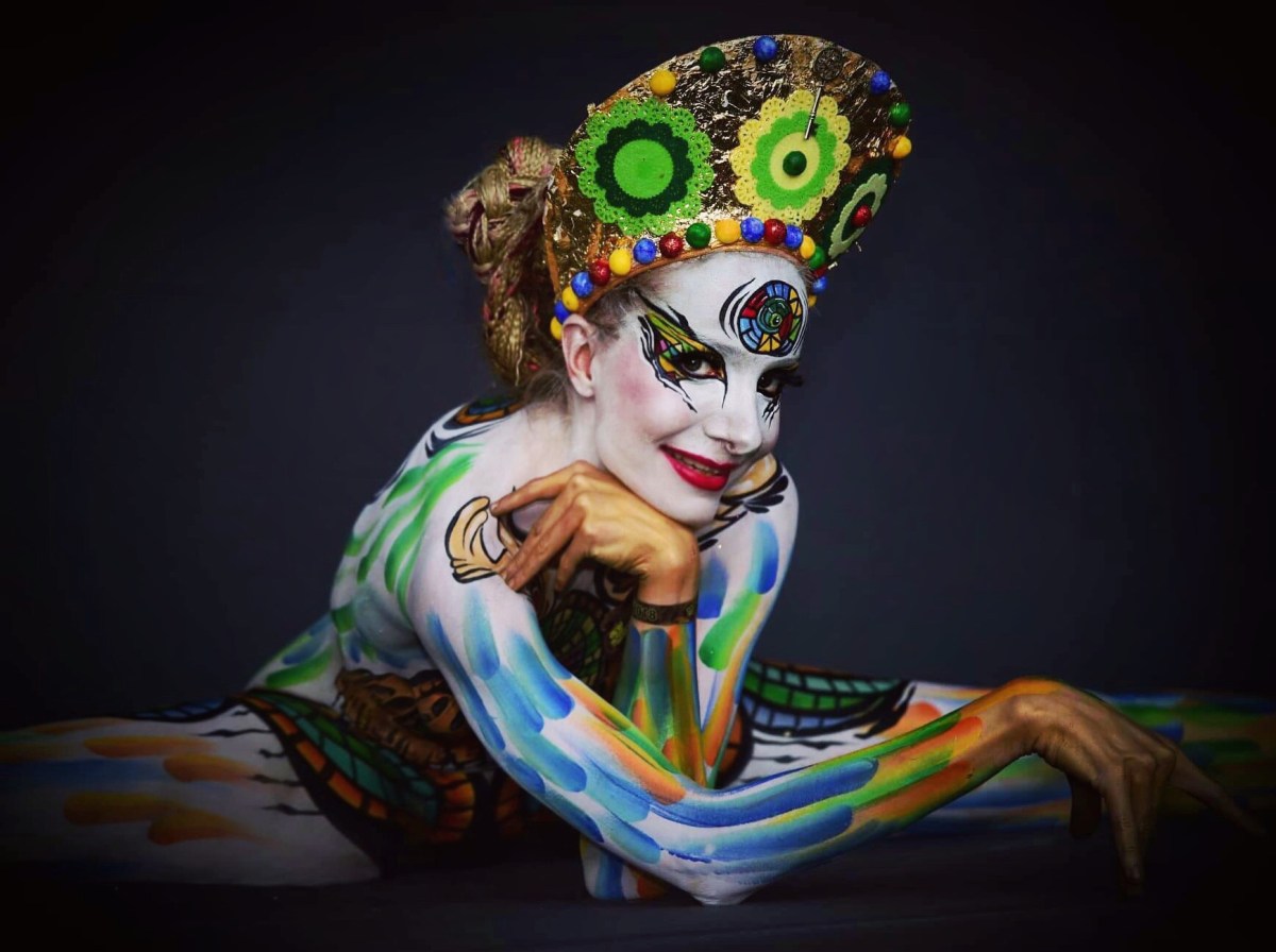 Model for artist Lorraine Halse, Team Australia , brush & spongej ...